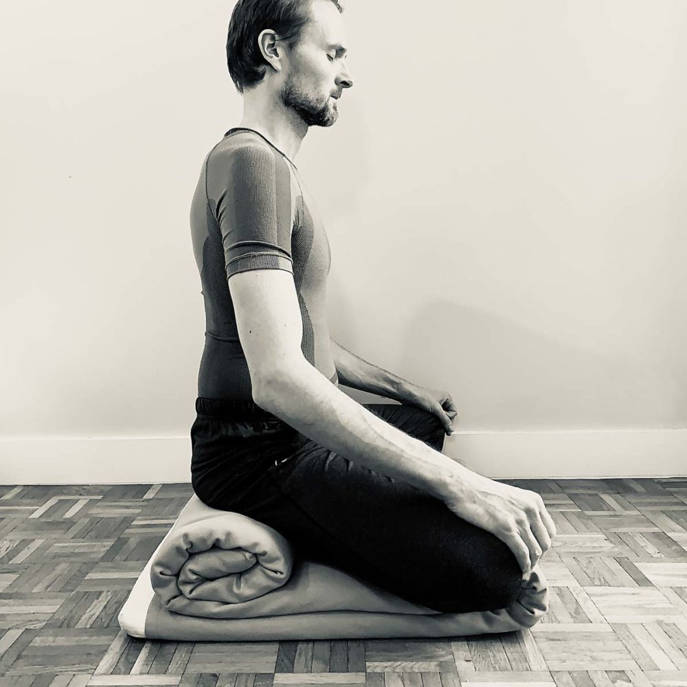 How to do Sukhasana - the Best Meditation Pose for Beginners